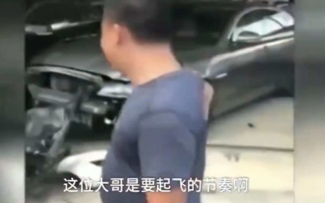 【高能】新手司机试驾“五菱神车”却连撞8辆车,其中包括宝马捷豹!