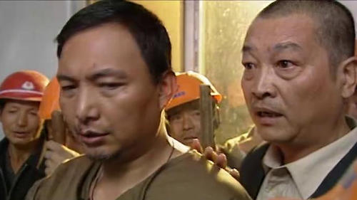 杨兵拿刀威胁黑心老板,老板怕死,只能给工人结工钱