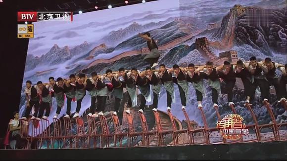 河南少林塔沟武校带来的表演太帅了,范明忍不住感叹,看呆了!