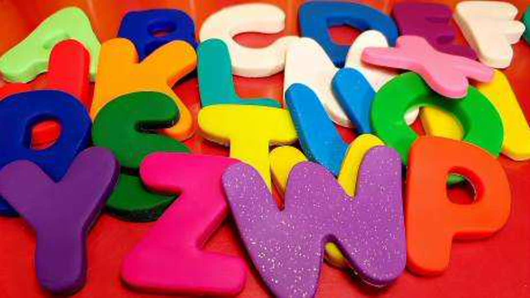 给字母积木涂上不同的色彩