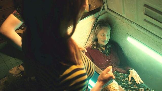 女孩为了侵占退休金,把去世的外婆藏进冰箱里,竟骗过了很多人