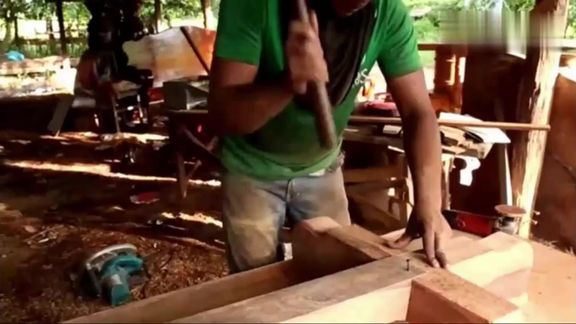 看看木匠怎么制作实木桌子,怪不得价格贵,原来是有理由的