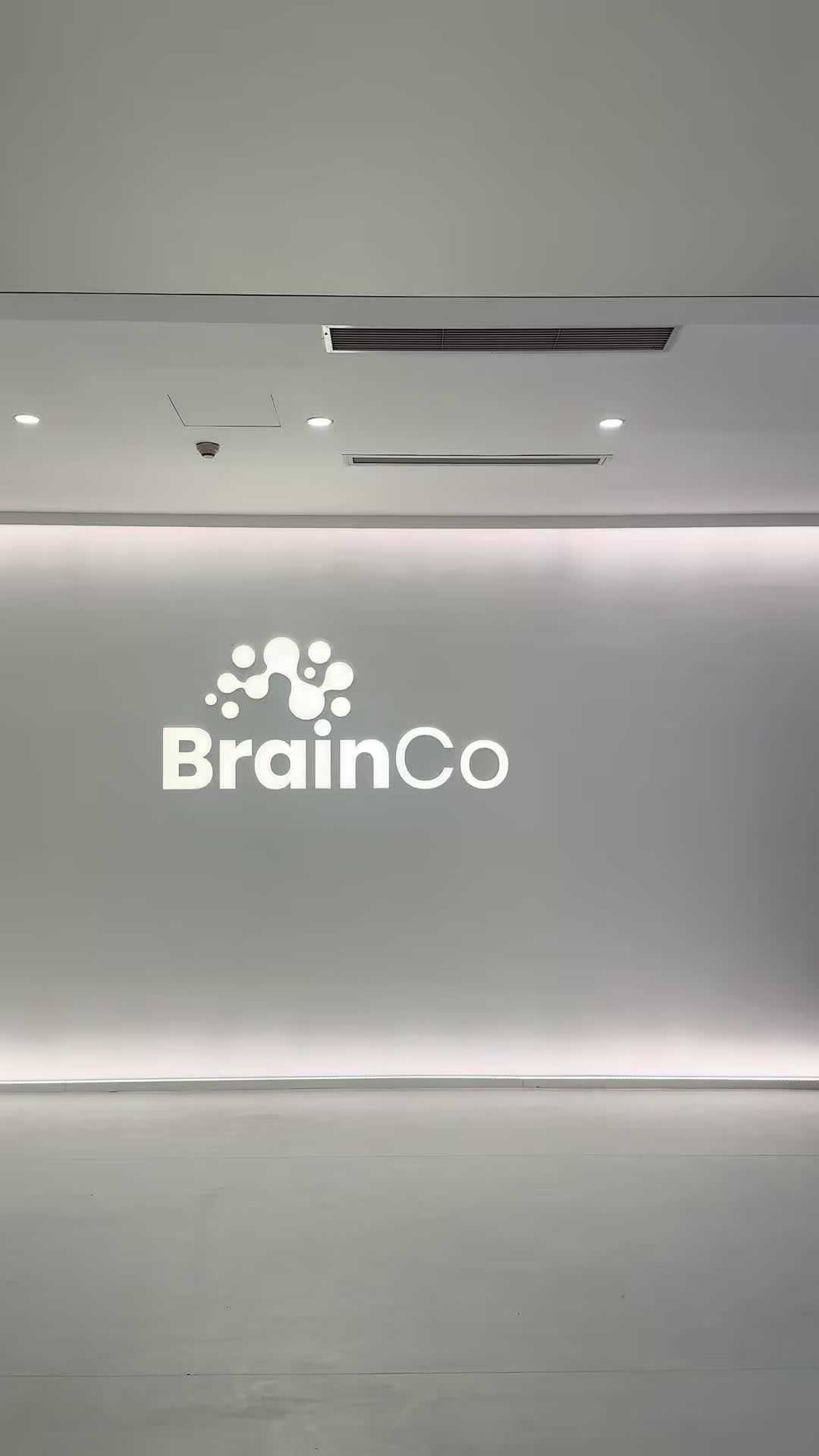 强脑科技考察 脑机接口技术,其实就是超级传感器运用在仿生手,腿的...