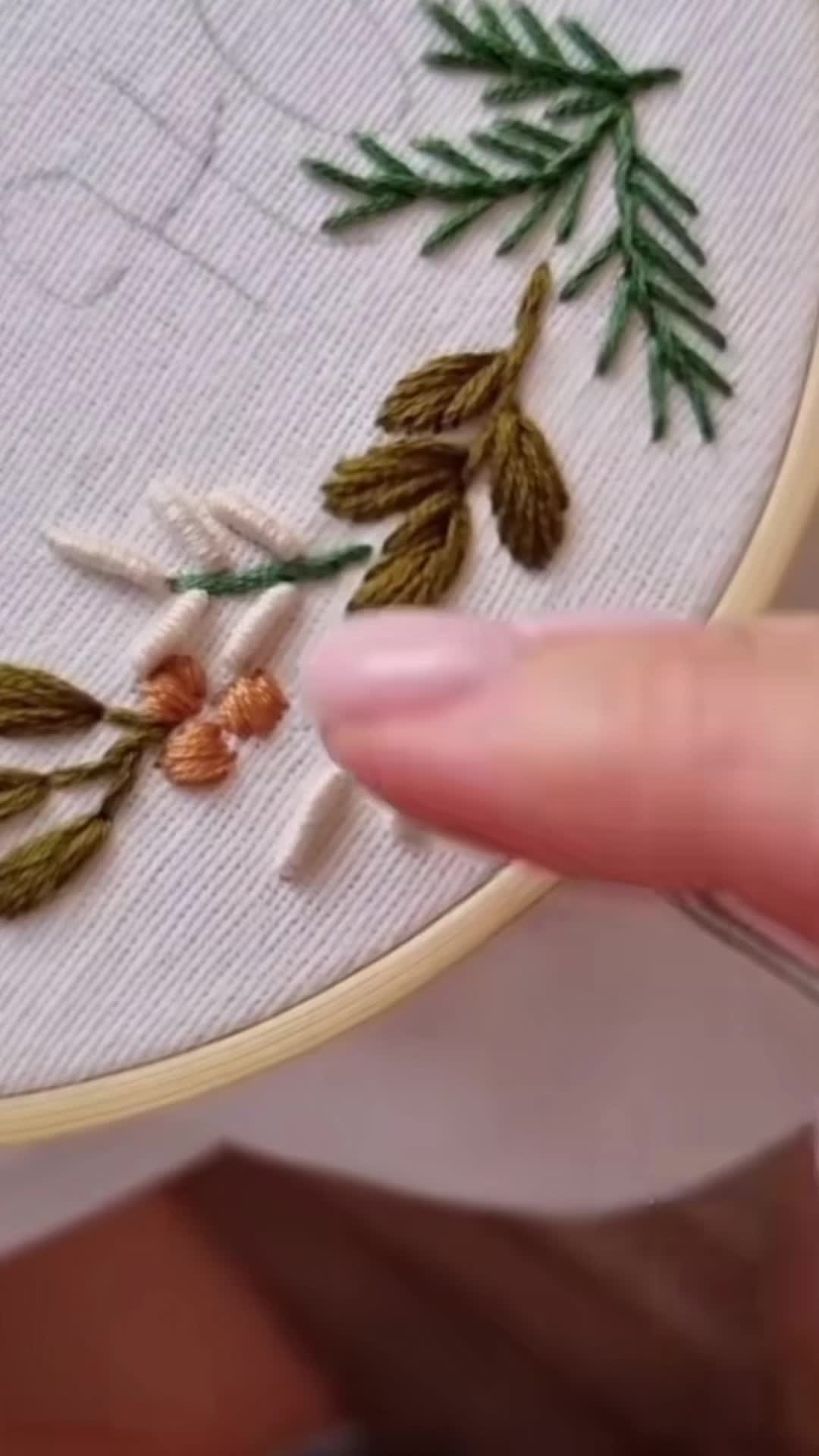 这个针法经常会用到,之前的视频里的毛衣上的花也是这个针法,只是线...