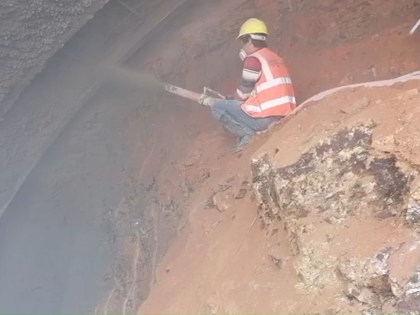 湖北宜昌隧道混凝土湿喷台车喷浆机施工现场 护坡支护液压湿喷机