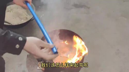绝技!水电工竟用沙子徒手弯PVC管,不用弯管器的古老手艺即将失传!
