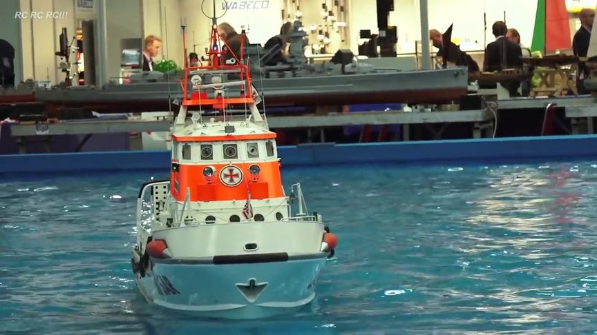 重达85KG,由钢筋混泥土制作而成遥控船模型,泳池演示视频