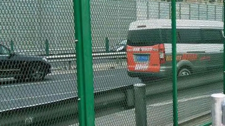 桥梁防抛网 道路框架护栏网 高速公路防眩网 车间围栏网高速公路护栏...