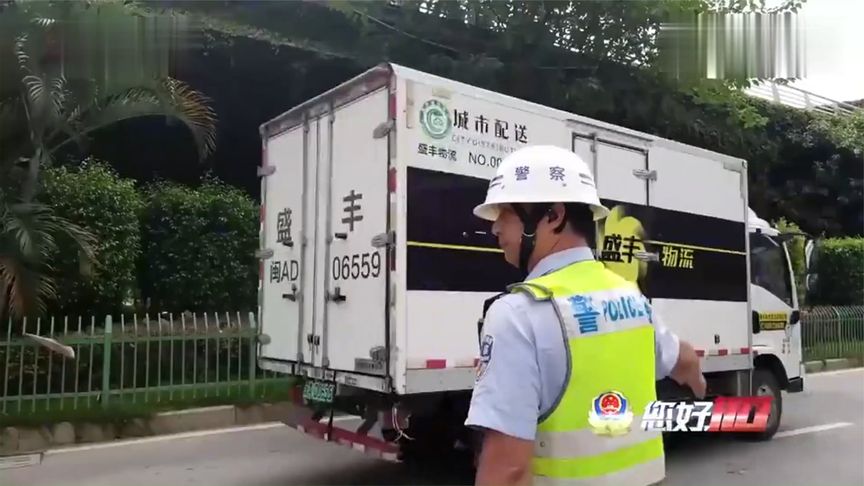 您好110:为救治孕妇,警察用警车开道救援,真是太暖心!