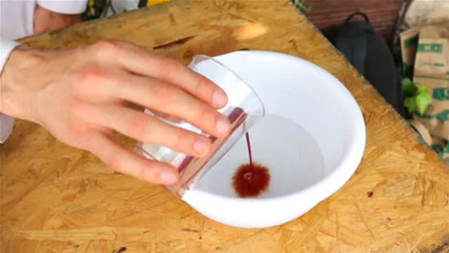 双氧水的漂白能力有多强?倒一滴血进去,意想不到的一幕发生了!