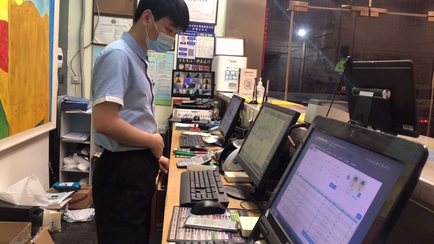 疫情过后前台工作还是很闲,上班只能站着。