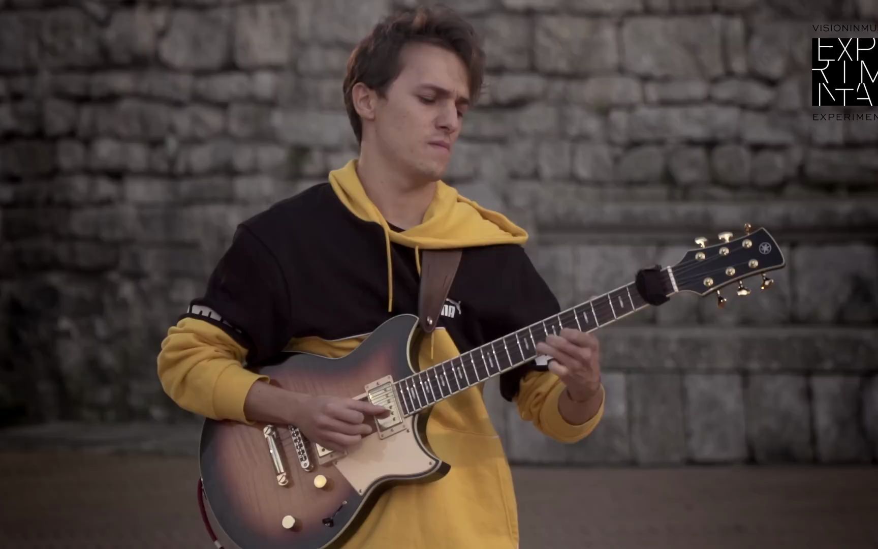 玩电吉他不用拨片的95后神级吉他手,看一次跪一次