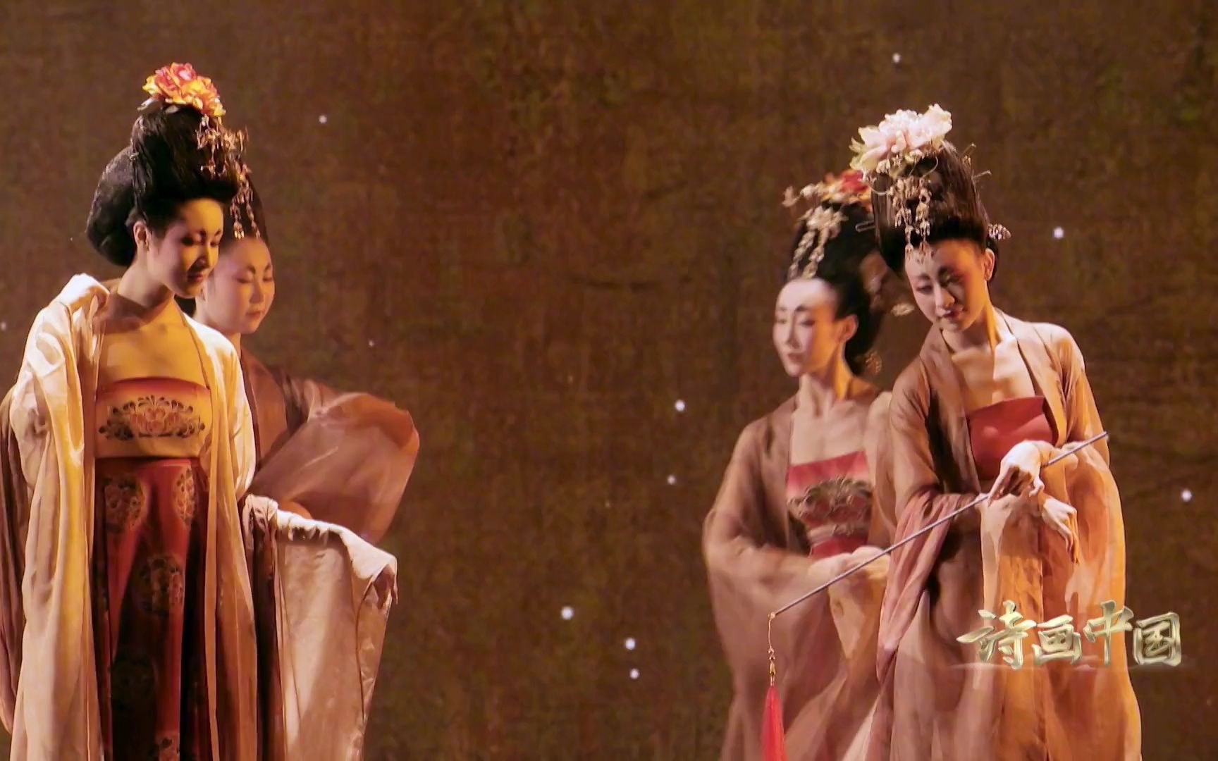 ...歌舞团的舞蹈演员从服装、妆容、动作等方面高度还原《簪花仕女图》