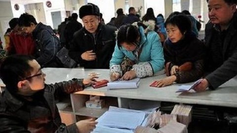 在办理退休证时,退休年龄是以身份证上,还是档案里的记载为主?