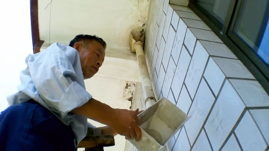 用了10多年的PVC落水斗破损,农民现场展示安装技术,看完服了