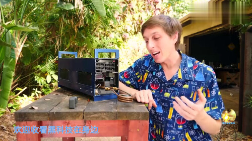 外国小伙加热干电池,启动瞬间爆炸喷出火焰,太危险了