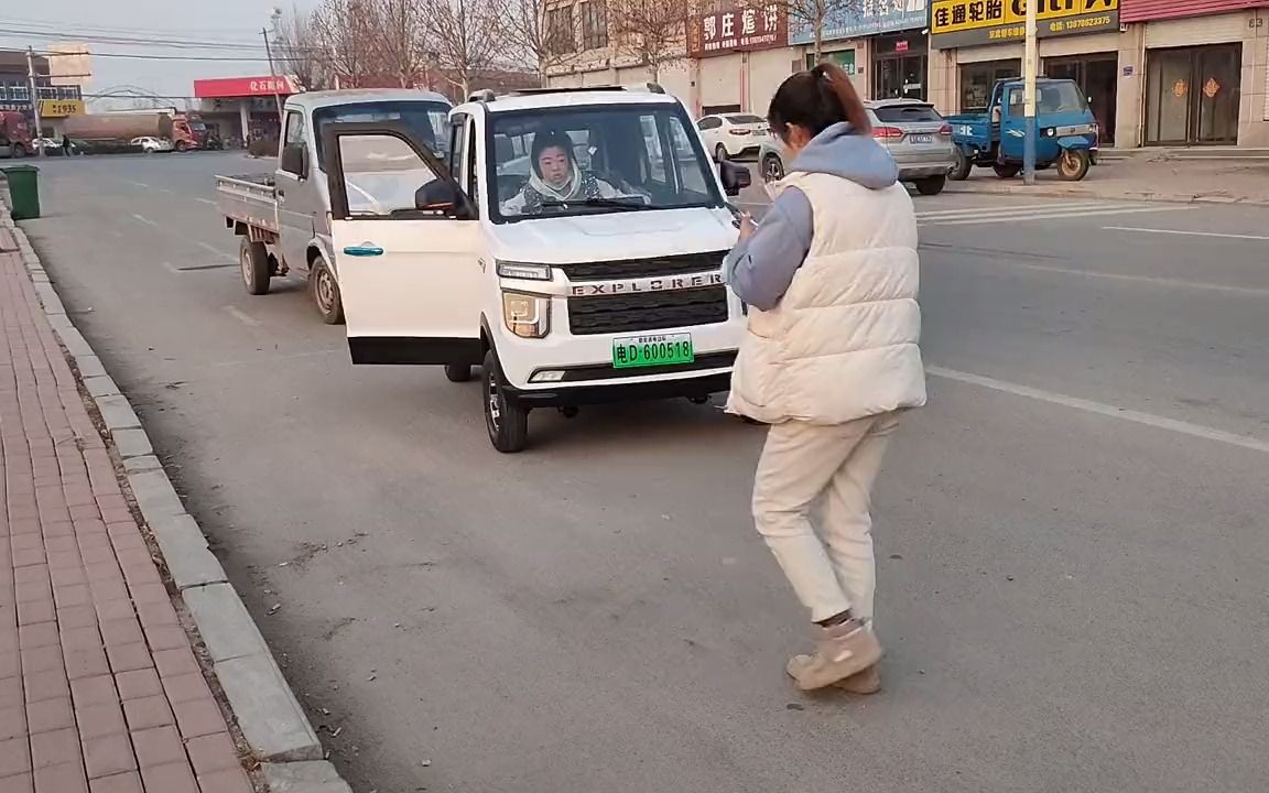 手把式电动四轮车,操作简单易上手,老年人生活代步工具