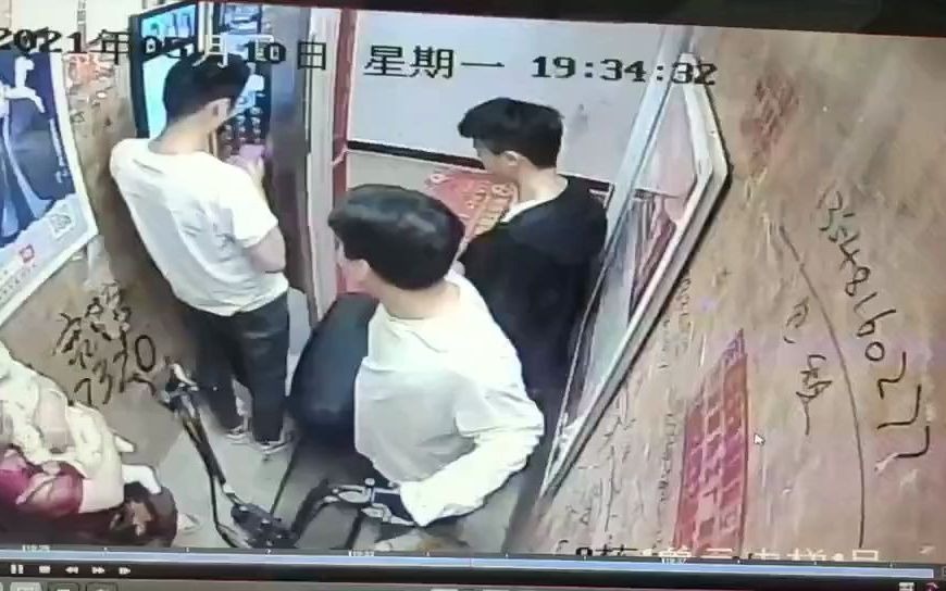 监控实拍电梯内电动车起火