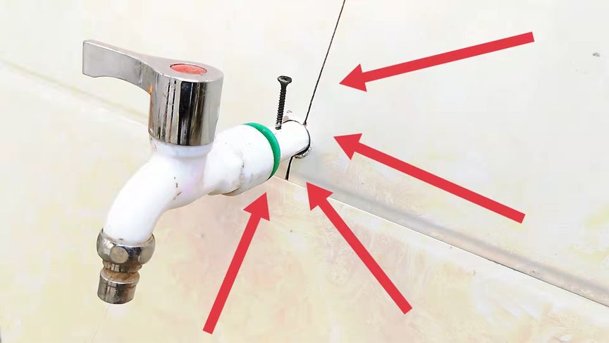 穿墙水管扎漏了,一直喷水止不住怎么办?教你用防水胶布轻松堵住