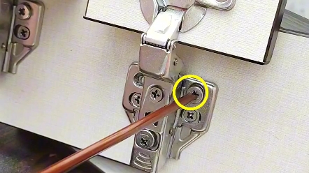 二段力三维铰链调节柜门缝隙方法