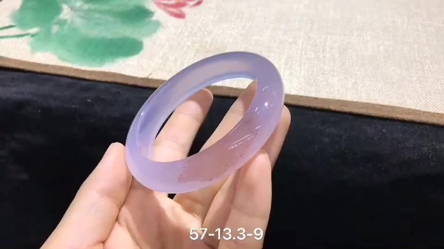 天然玉髓紫罗兰手镯:肉质细腻,晶莹剔透,温润光洁。
