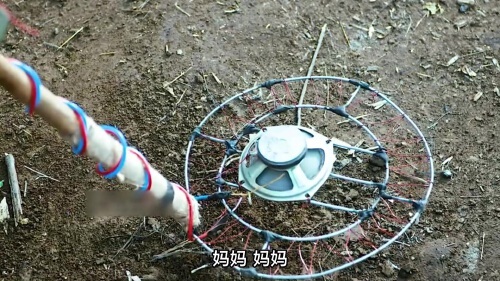 男人自制金属探测器,只是为了找出地下的黄金