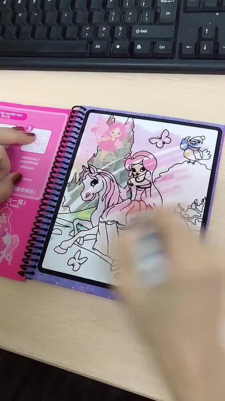 女儿每次回家都喜欢涂写这个画册,加水就可以画水白雪公主,特别神奇