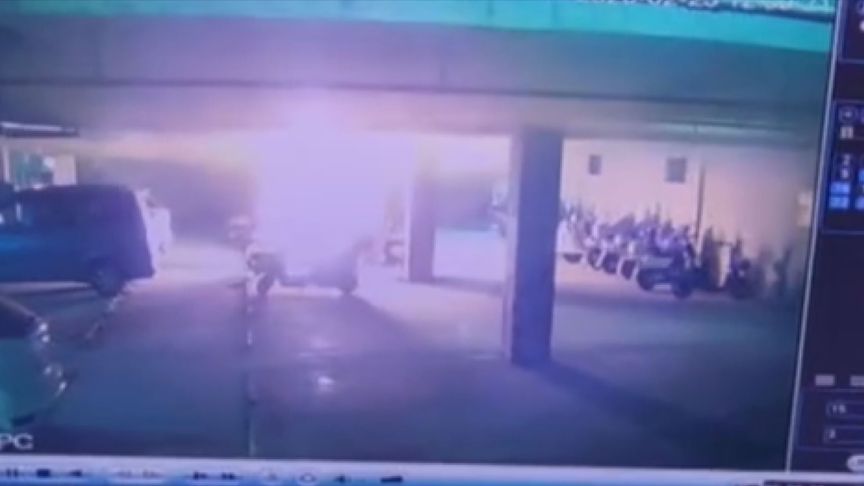 监拍:桂林一电动车地下车库内自燃起火 监控记录起火全过程