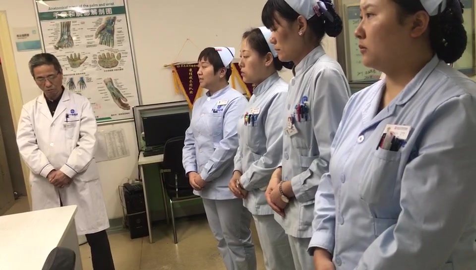 哈尔滨急诊创伤科晁民主任刘洋护士长传达周例会内容做好院内患者...