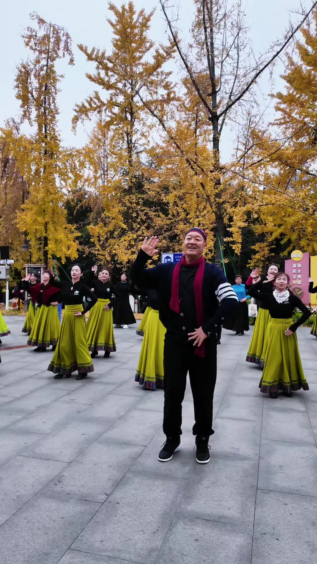 现场实拍～【艺蓉舞校.成人舞】“熊猫大叔”随悠扬旋律起舞,动作...