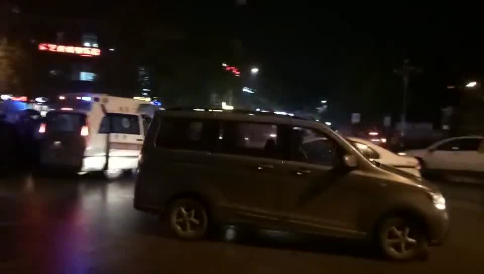 #汉中头条# 体育场十字路口发生交通事故,下雨天行人车辆慢行