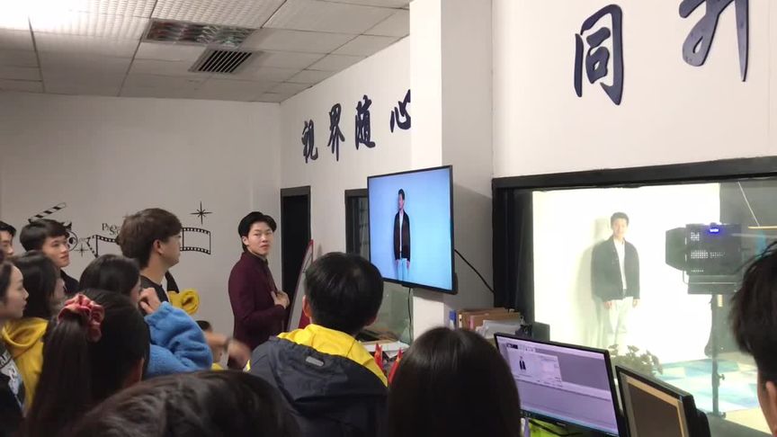 我们的传媒艺考生在校电视台进行模拟面试