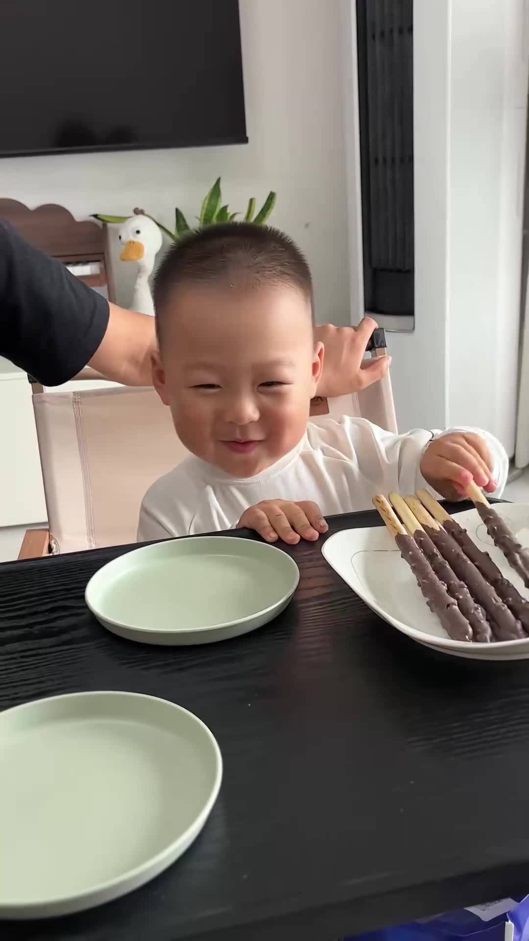 今天分他最爱的巧克力棒