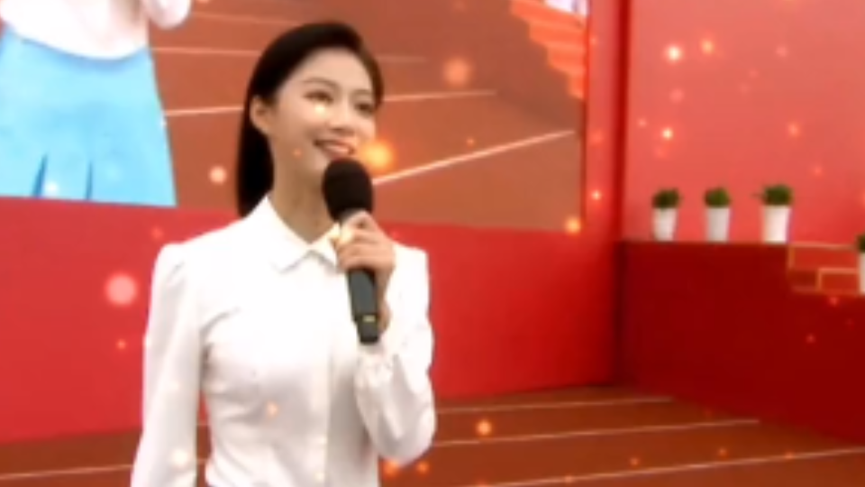 “最美领诵员”冯琳再次的登台为中国传媒大学新生领诵