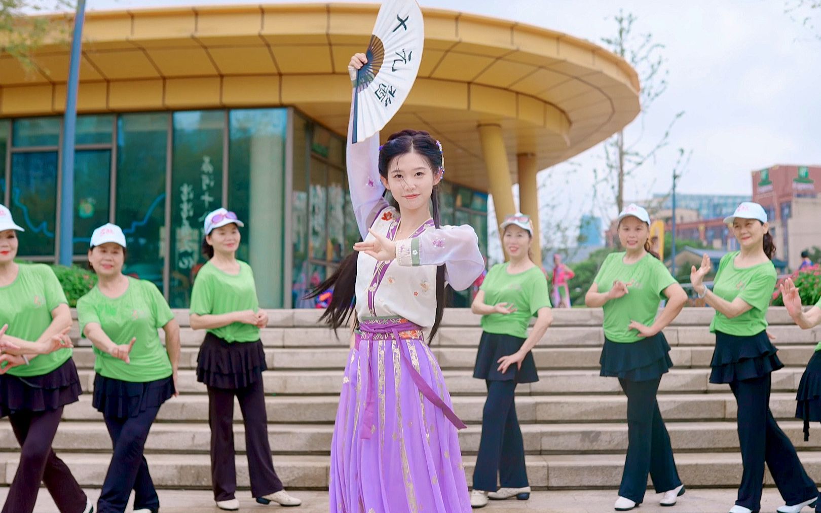 【十元酱】排面拉满!我成为了新一代广场舞领舞