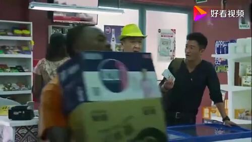 帅气小伙数钱太神了,手指一动就知道少三张,简直堪比数钱机器!