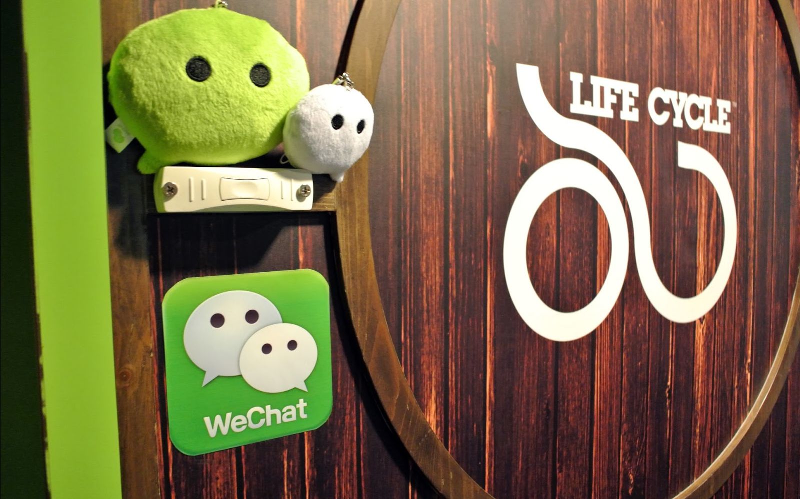 国外用微信的人多么?他们都在朋友圈发了什么 带你去看看