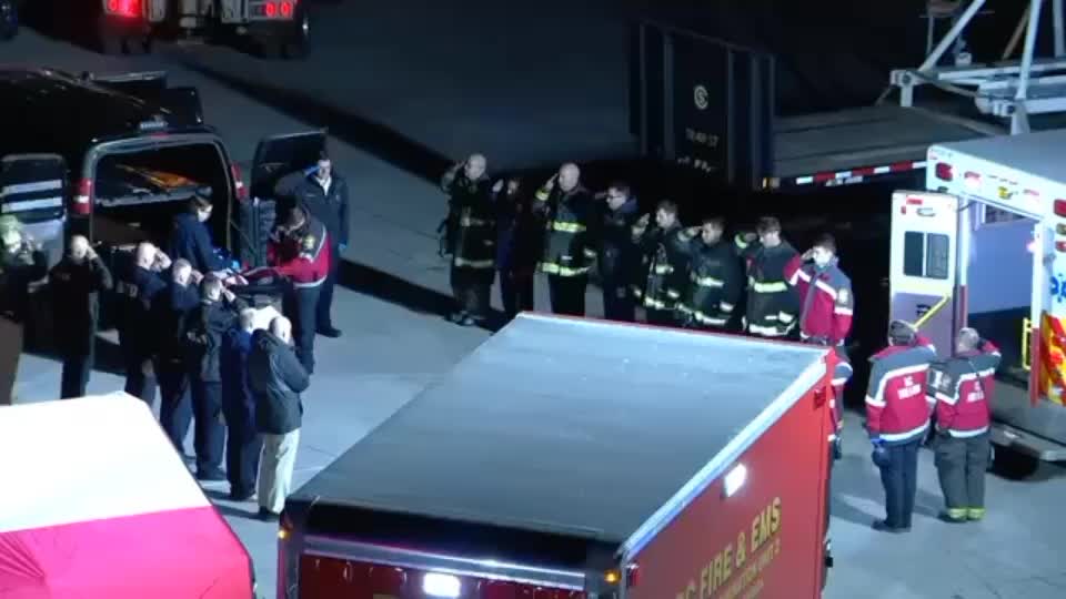 #美国空难遇难者遗体搬进救护车 #飞机事故 #美突发客机与直升机相撞...