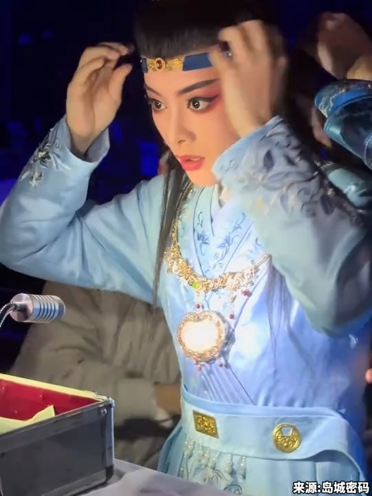 表演《红楼梦》时中途换装,工作人员紧张且有序地进行着
