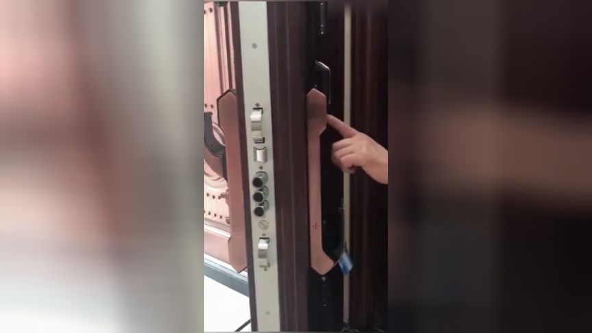 果然富人靠科技啊!这会儿的门都这么先进了,我家还是木门呢!