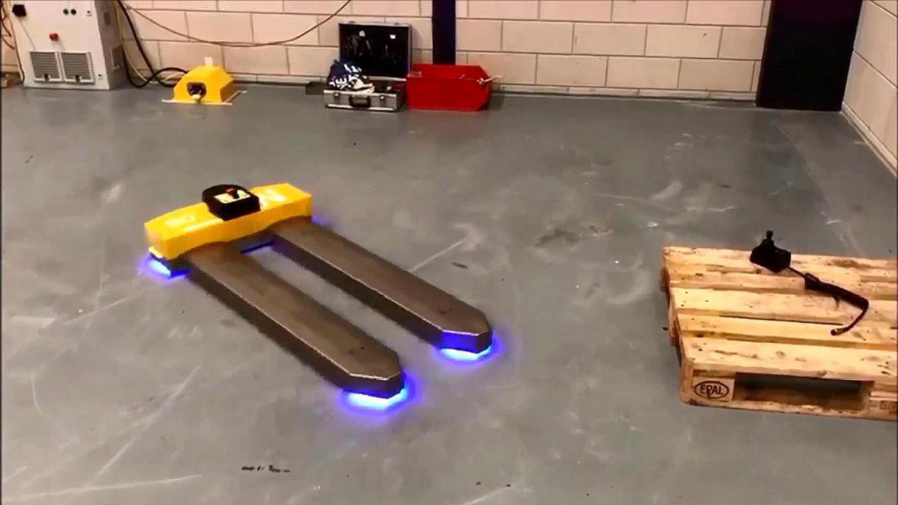 智能化最小叉车,充电10分钟工作8小时,没电还会自己充!