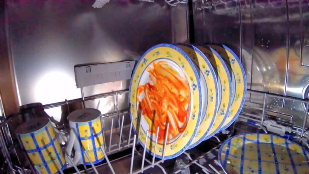 洗碗机是怎么把碗洗那么干净的?老外安装摄像头后,.