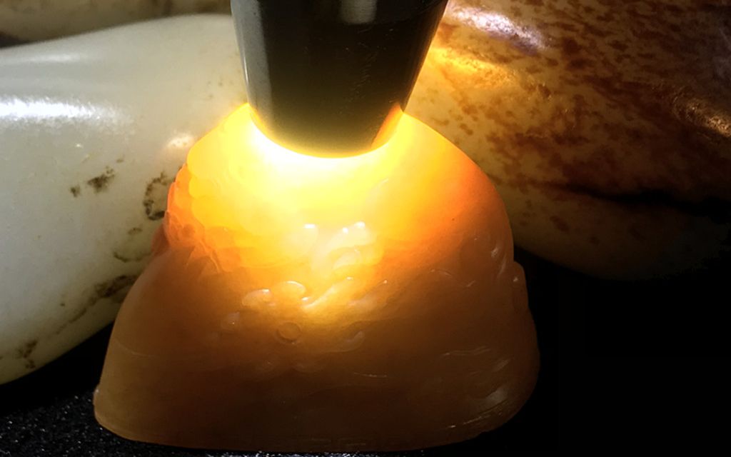 老师傳教你如何用一支灯鉴别真假和田玉!一般人都不告诉他?