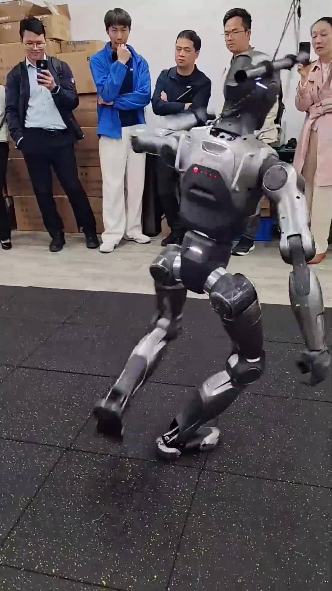 机器人竟会跳舞?网友:套上是怕跑了吗