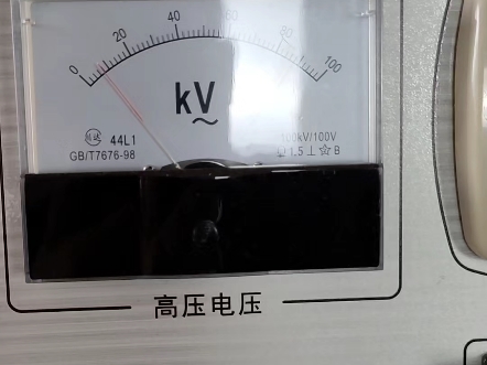 根据DLT1476对辅助型高压绝缘手套进行工频耐压试验,全过程4分钟无...