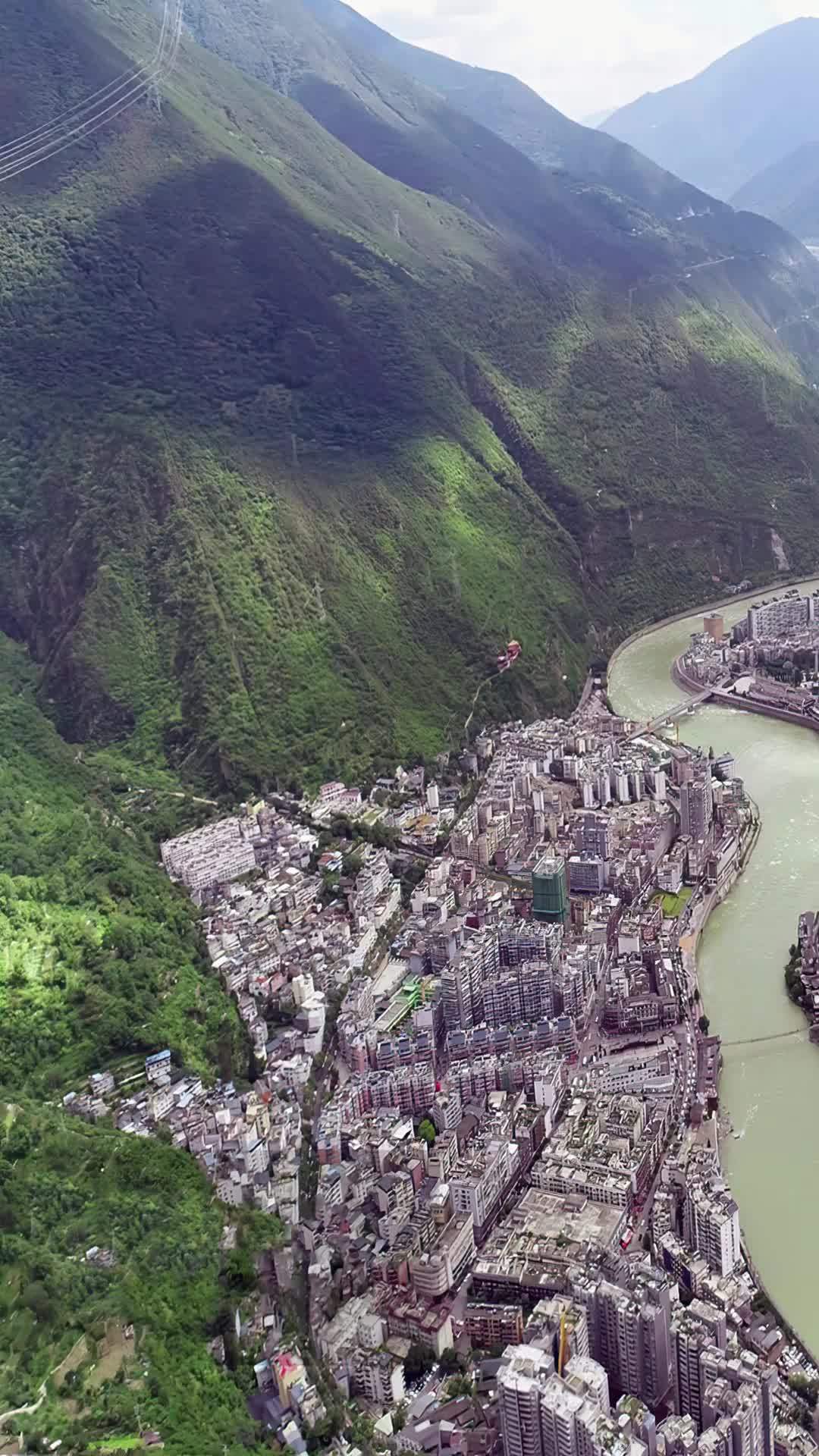 泸定县,是川西重要的旅游景区之一