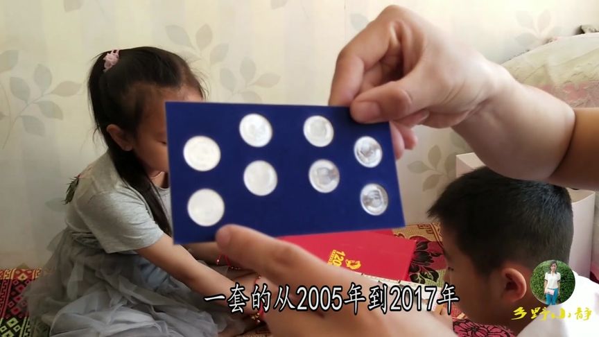 妈妈找出80年代的一分硬币,你们知道在那时候一分钱能买什么吗?