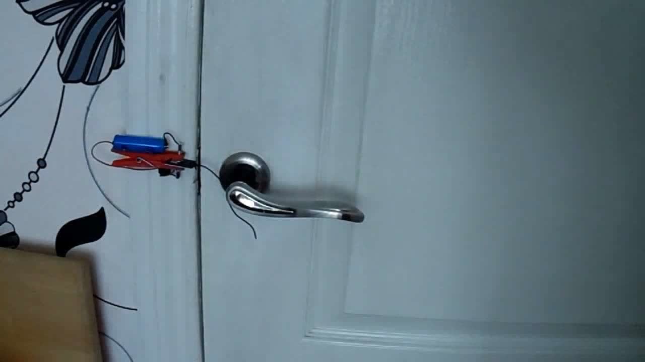 DIY手工制作:木夹和电池就可以改装的门警报,安全又省钱