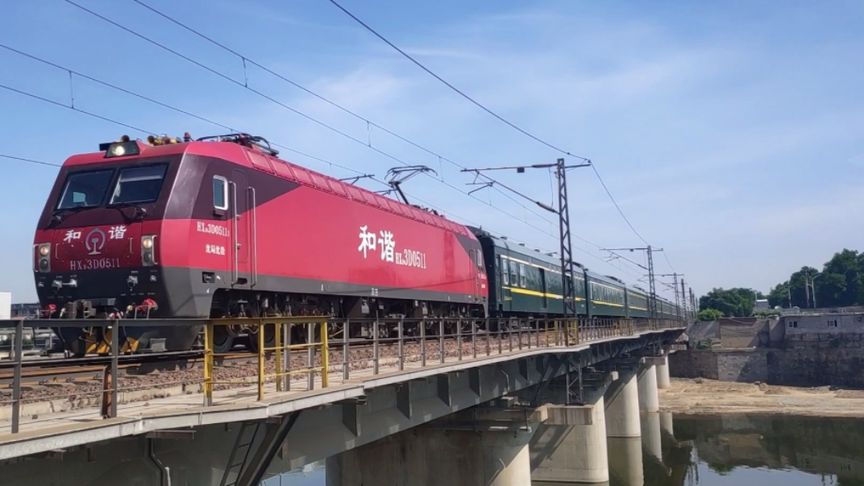 大番茄牵引大广特快T369次列车准点到站,刚刷的绿皮车厢就是好看