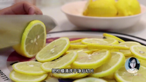 我都怀疑这不是柠檬了,泡水喝酸酸甜甜,三伏天喝水放几片,孩子